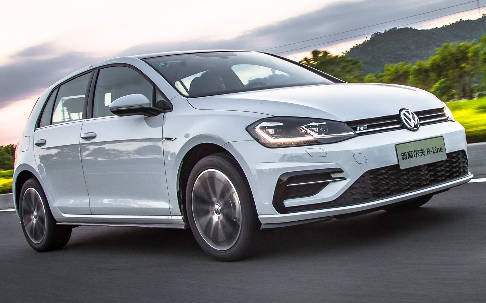 Golf 280 TSI R-Line: design e interior de GTI; motor 1.4 TSI