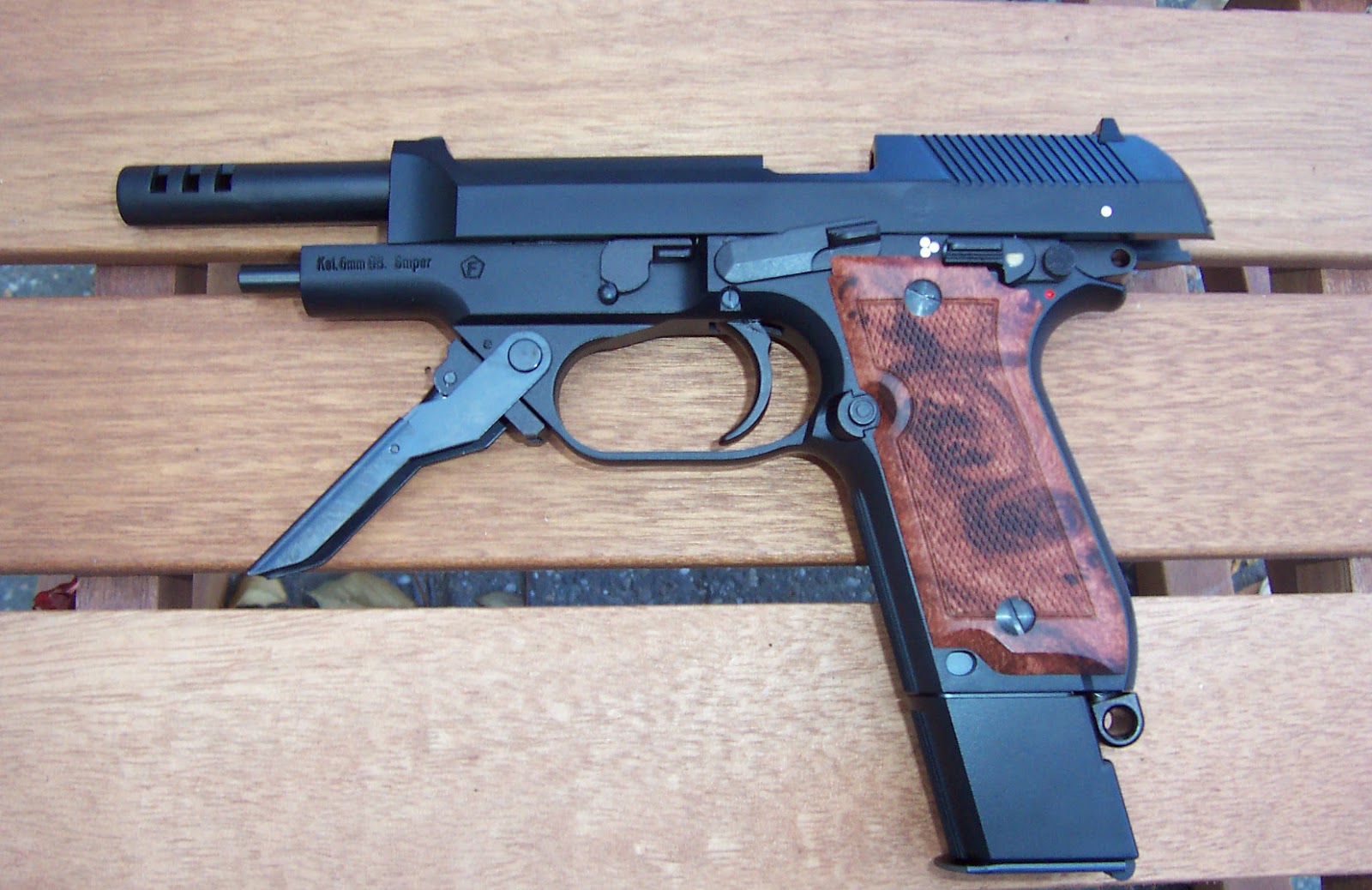 Guns & Weapons: Barreta 93R