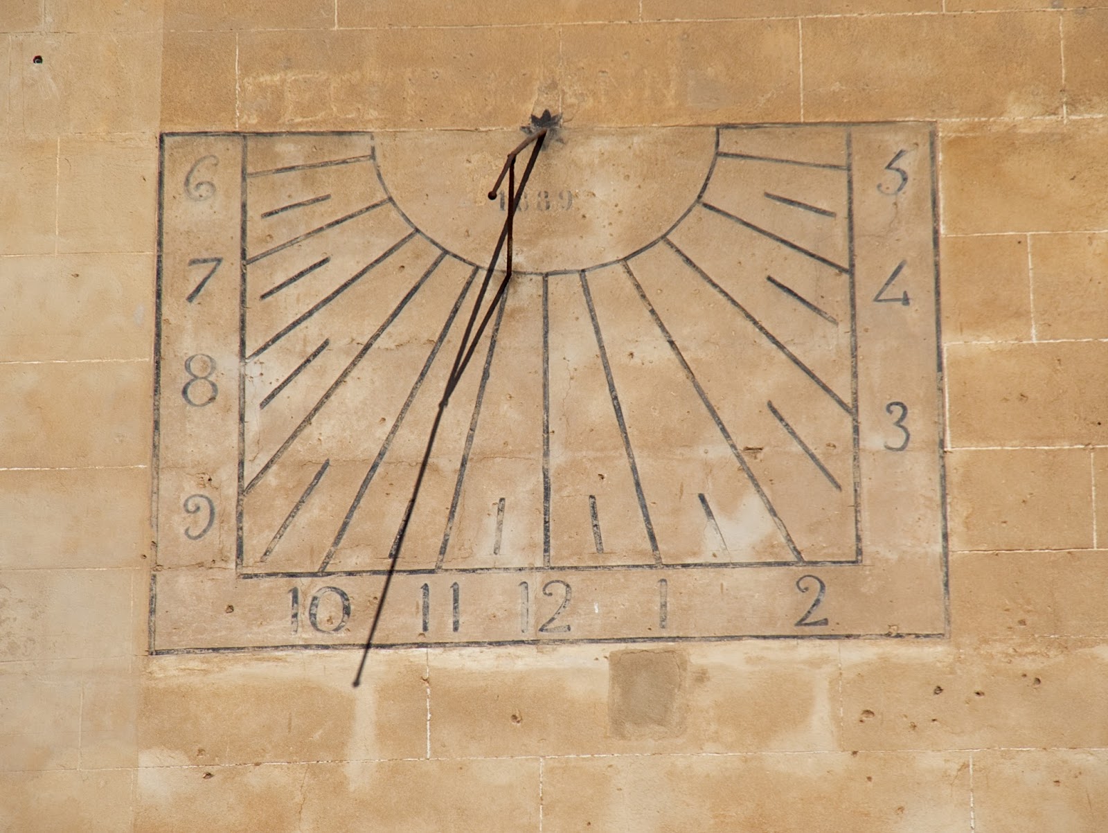 Lux in arcam: Relojes de sol capítulo 5: Los escondidos.