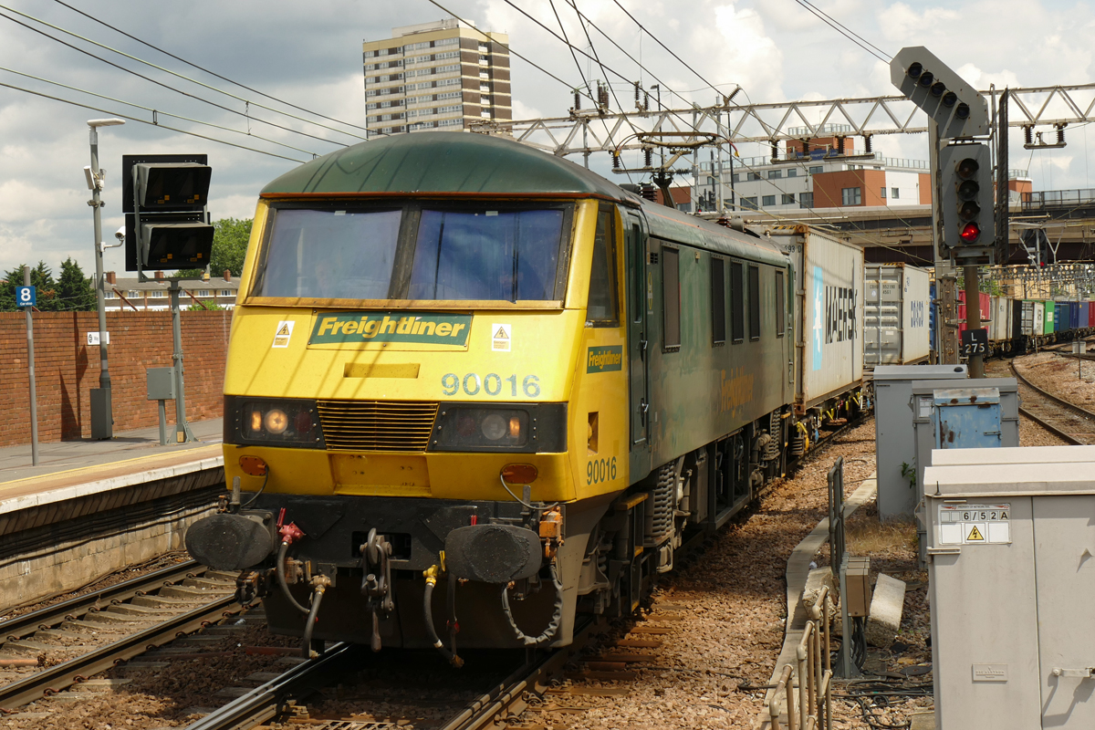 UK Trainlog: 90016 Class 90 Freightliner