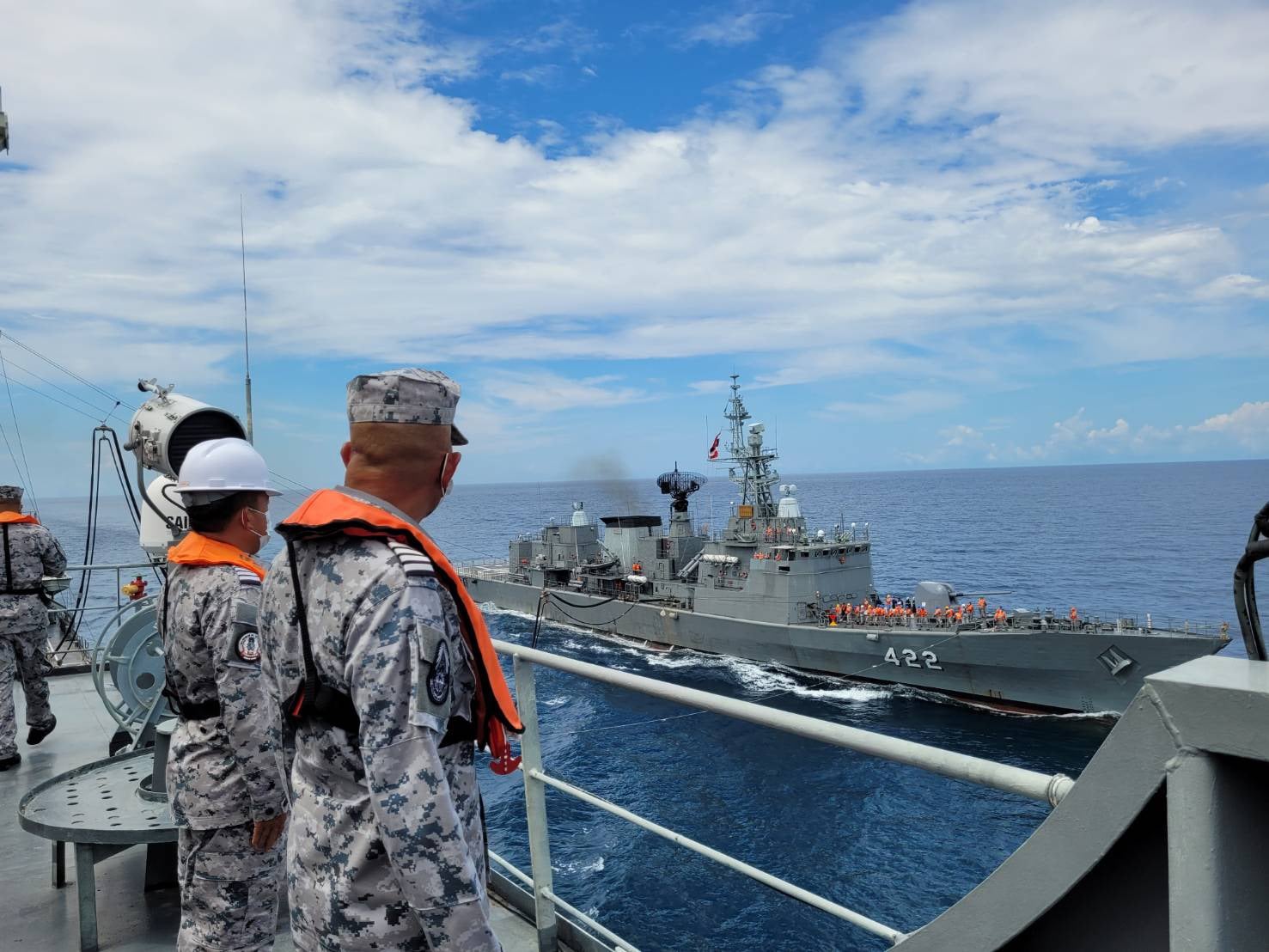 THAIDEFENSE-NEWS: การฝึกการรับ-ส่งสิ่งของในทะเล RAS/FAS ระหว่าง ร.ล. ...