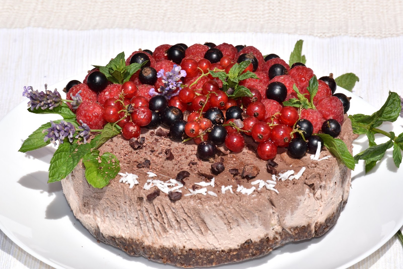 Rawlia : Tort Raw Vegan cu Ciocolata, Ananas, Zmeura, Strugurei rosii ...