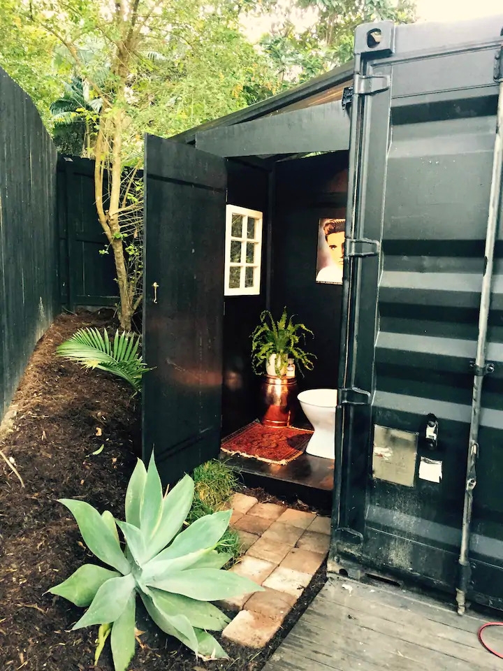 Shipping Container Homes & Buildings: 20 ft Small and Cozy Shipping ...