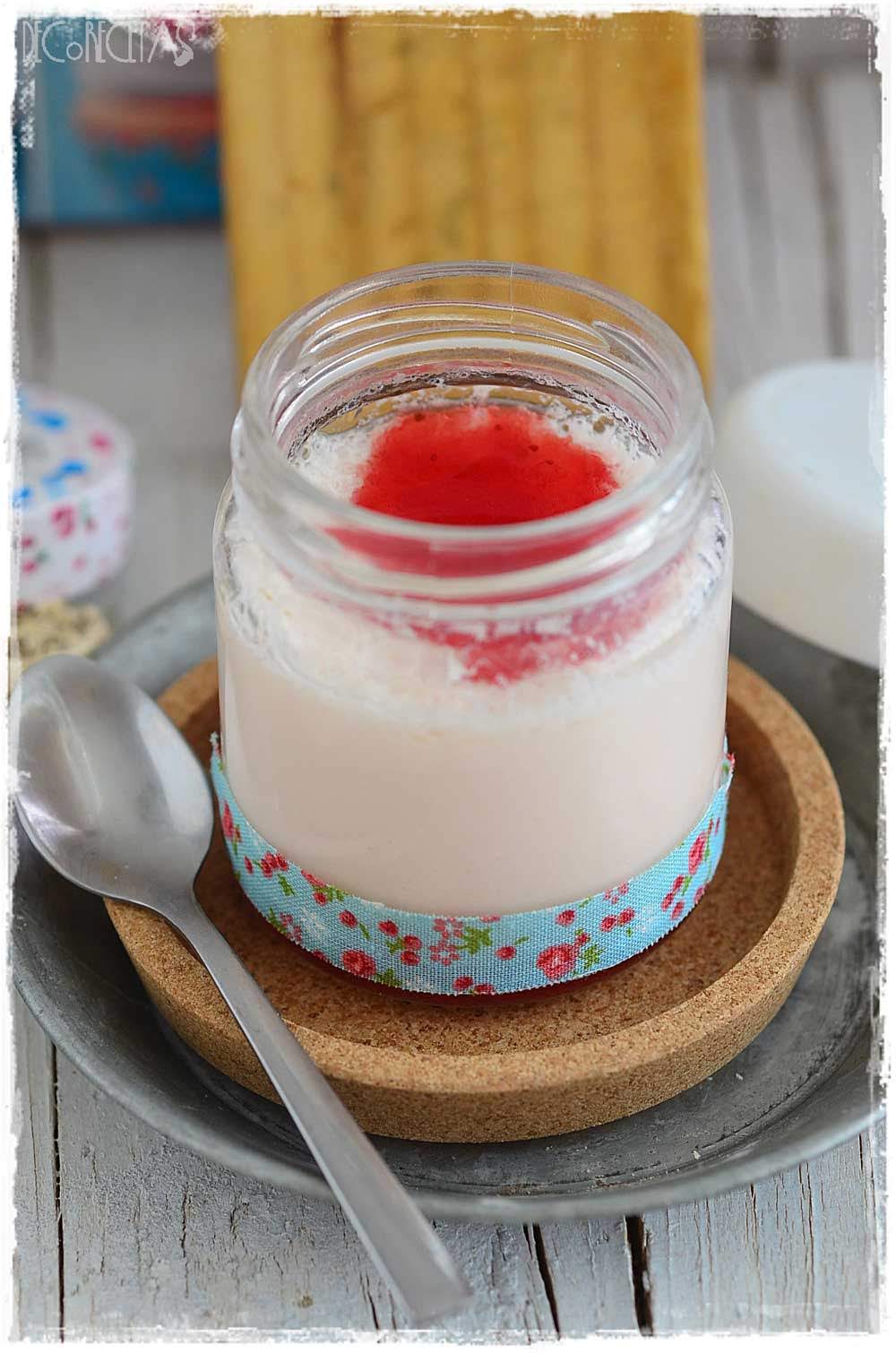 Yogures de leche condensada con mermelada de fresa | DECORECETAS