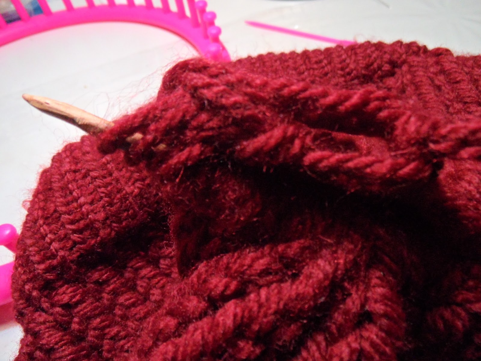 My Virtuous Hands: DIY: gorro con telar circular// hat with circular loom