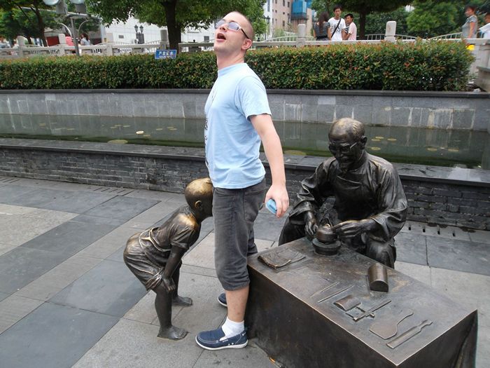 12 Hilarious People Having Fun With Statues