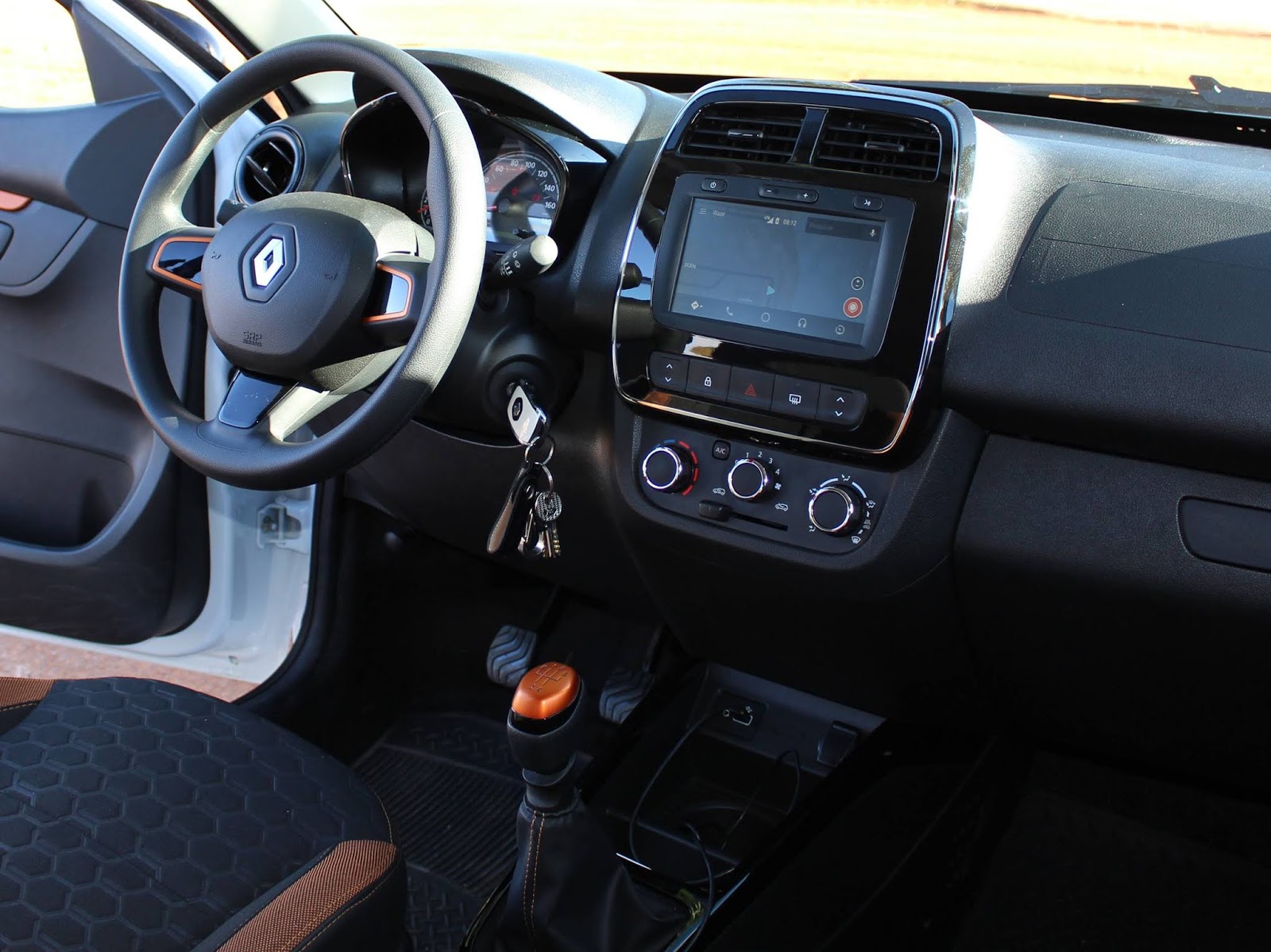 Avaliação: Renault Kwid Outsider 2020 - vídeo, preço, consumo e ...