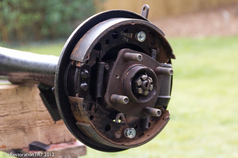 iRestoration TR7: Rear brake shoes fitted...