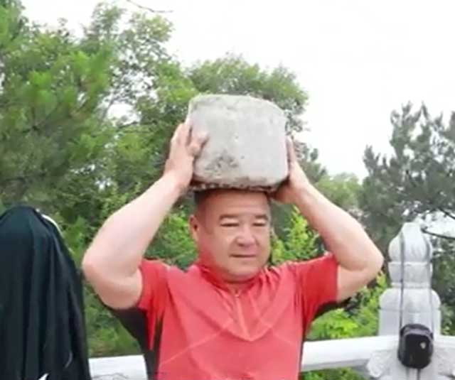 Nothing To Do With Arbroath: Man lost weight by putting a rock on his head