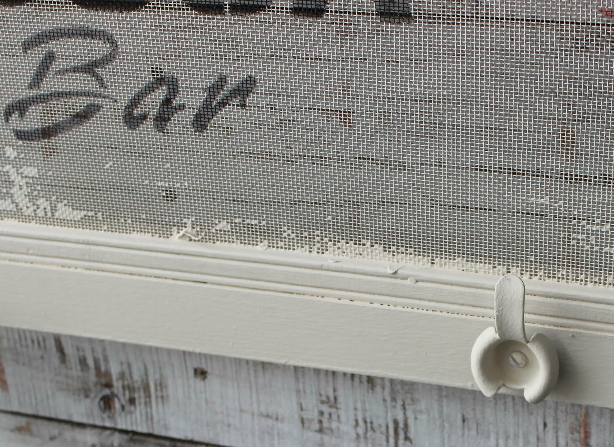 An Upcycled/Repurposed Window Screen Hot Cocoa Bar Sign - Organized Clutter