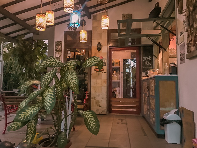 Nuansa Vintage di Fox Coffee & Roastery Jember — AINUN ISNAENI