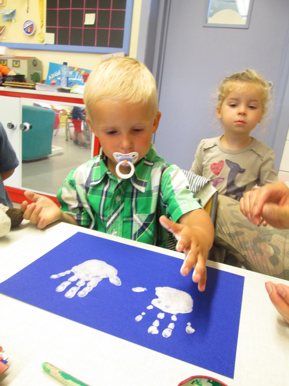 WELKOM IN HET INSTAP- EN 1STE KLEUTERKLASJE: Handjes verven