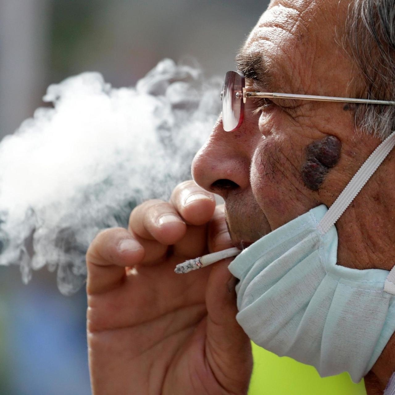 Se puede contraer el coronavirus a través del humo del cigarrillo - Tu ...