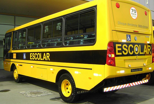 cintos de segurança em todos os bancos da van escolar