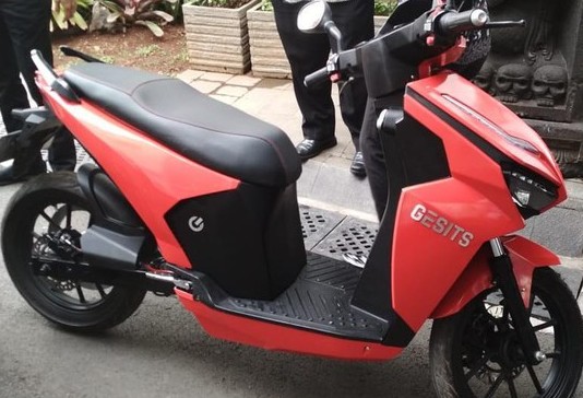 Seperti Ini Penampakan Nyata Motor Listrik Gesits - Ate Breaker