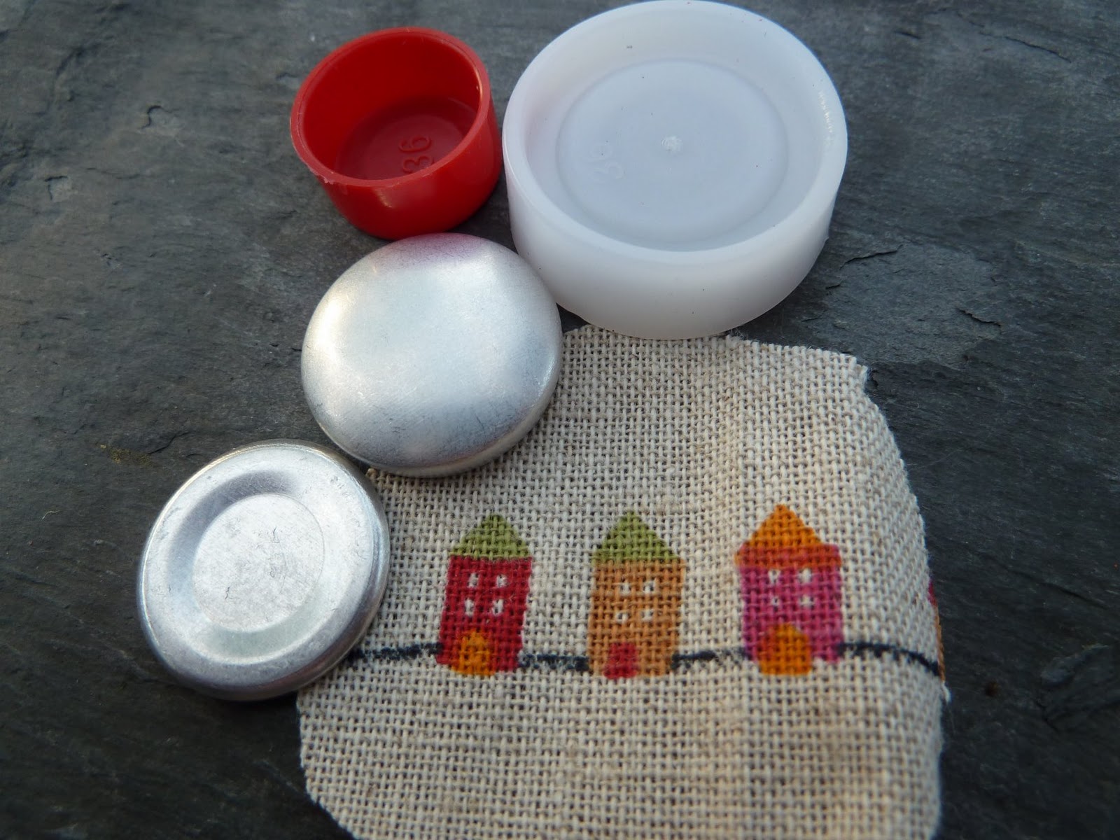 Jasmin Studio Crafts: Make Your Own Buttons!