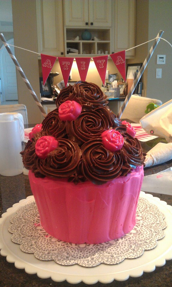 Charlotte Cupcake Cousins: Giant birthday cupcake