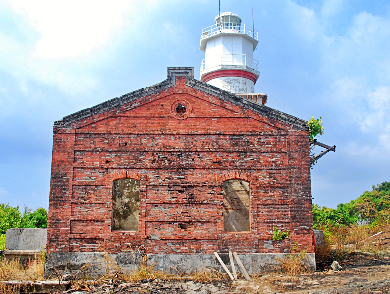 Capones Island Lighthouse | Zambales - Nomadic Experiences