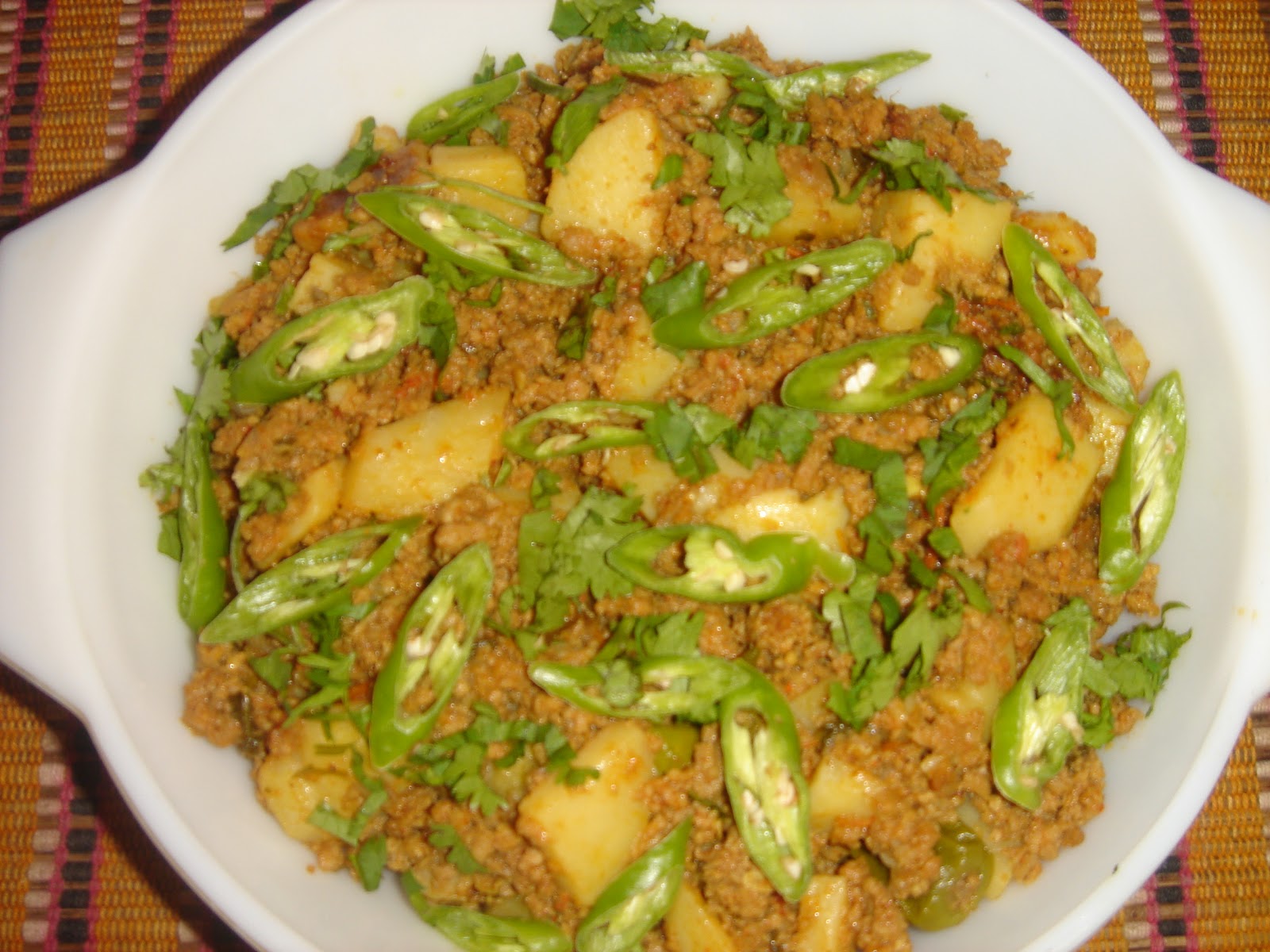 Naureen's Kitchen : Aloo Qeema