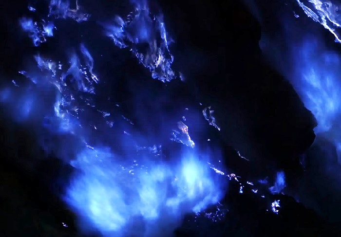 The Mysterious Blue Lava - A volcano that emits blue burning flames ...