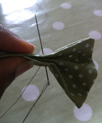 Beauty In The Mundane: Bow Tutorial