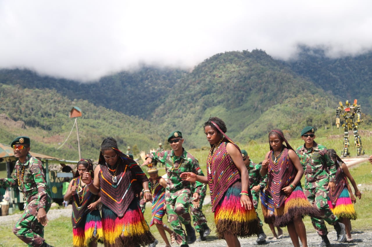 Tarian Tobelo Pererat Persaudaraan Satgas Yonif 412 dan Warga Puncak Jaya