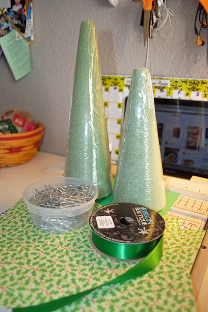 {Easy Christmas Craft}: Tabletop Trees | i should be mopping the floor