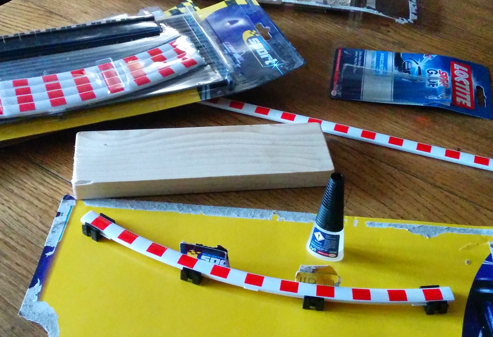 DiscoverThat - Journal: Scalextric Barrier Packs