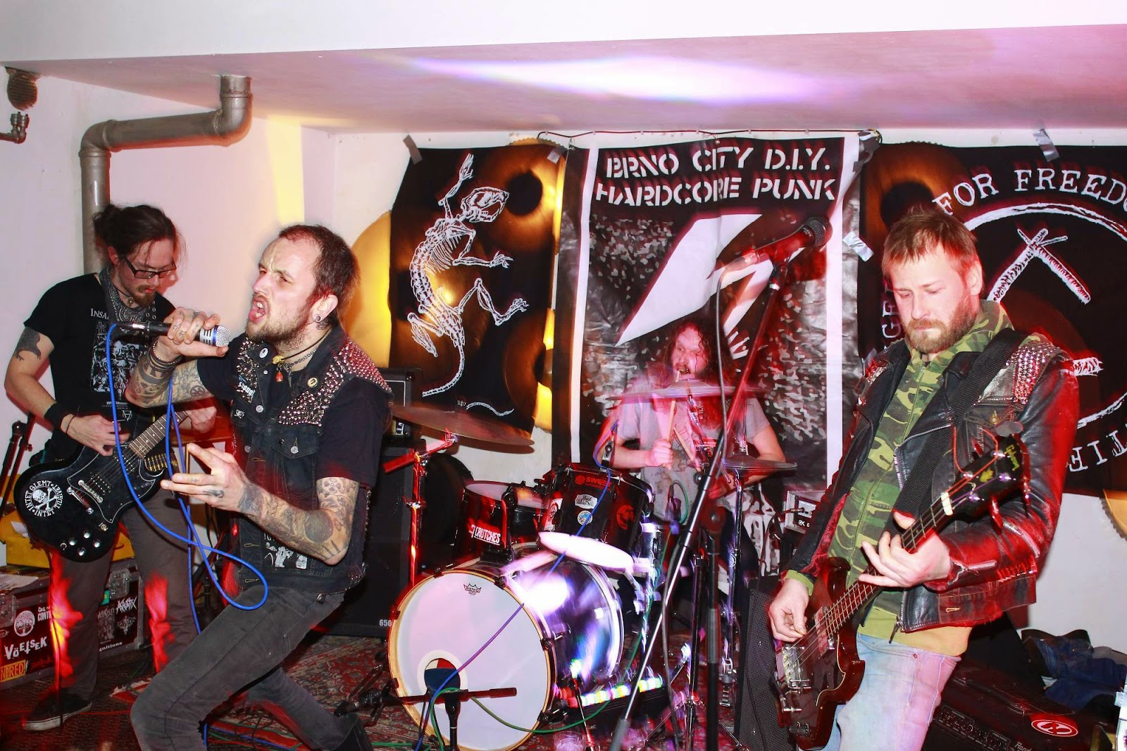 CRUTCHES: D-beat raw punk never die