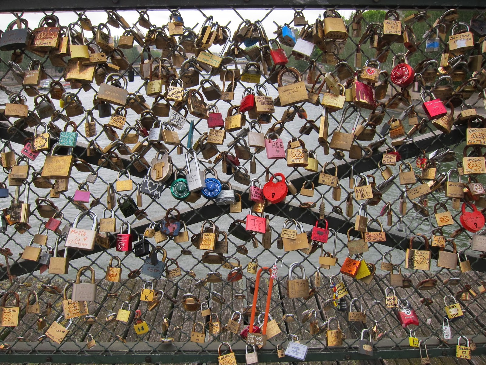 RETRO KIMMER'S BLOG: LOCKED IN LOVE FOREVER: THE LOVE LOCKS GLOBAL ...