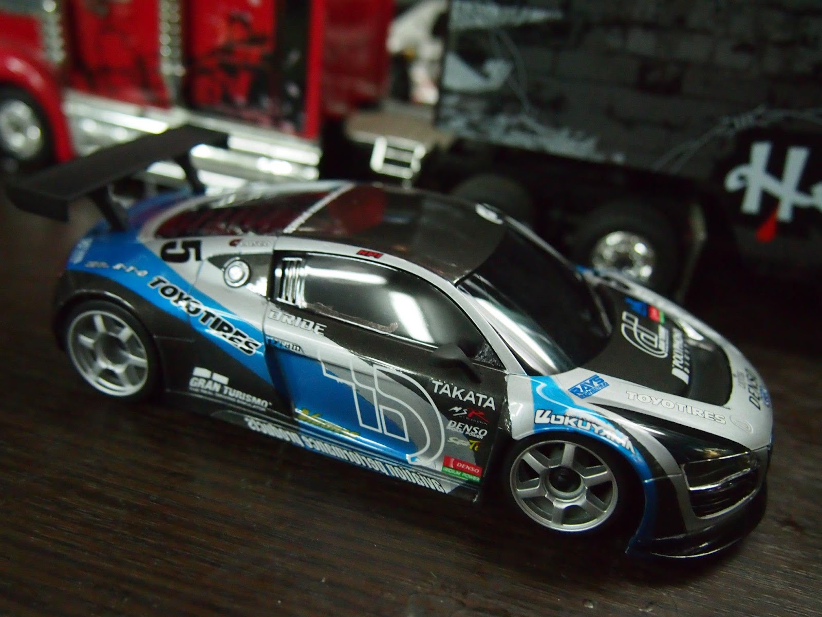 KYOSHOSAN: Two Beautifully Painted Mini-Z Audi R8 LMS