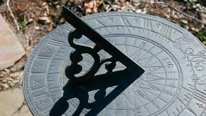 Como poderia a sombra retroceder dez graus no relógio de Acaz? 2 Reis 20:11