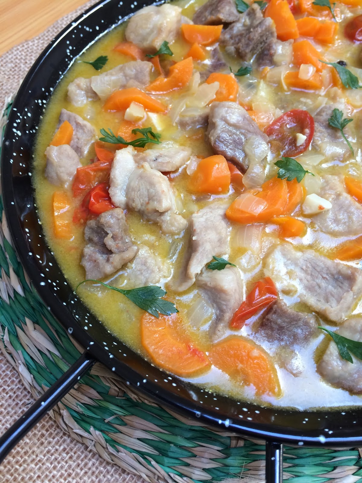 Lomo de cerdo guisado con verduras al cava
