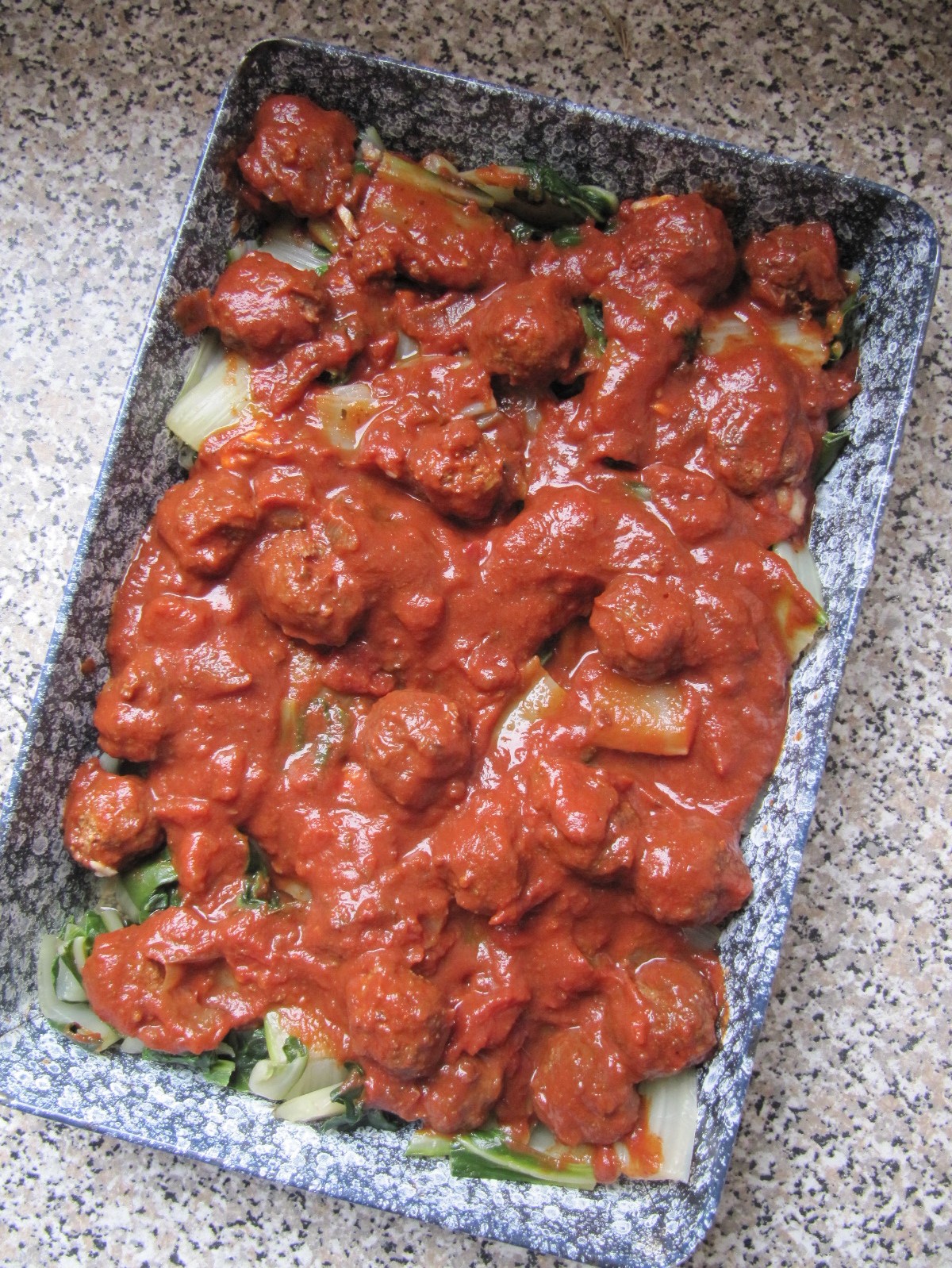 La cuisine d'ici et d'ISCA: Blettes à la sauce tomate & aux boulettes