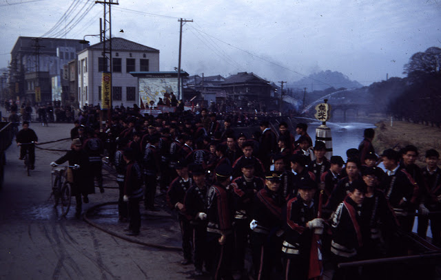 Rare Color Photographs Document Everyday Life in Japan in the Late ...