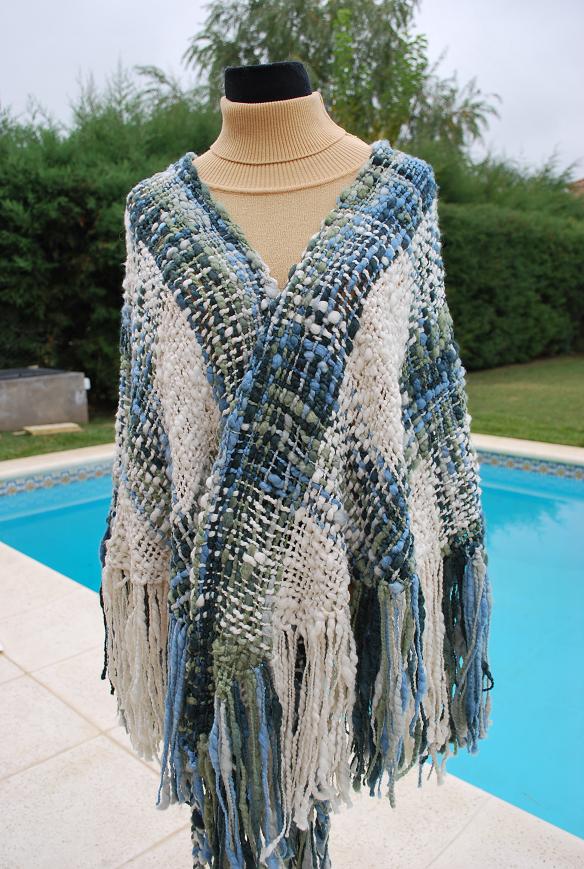 Ruana flamé de algodón en celestes con lazo / Cotton Ruana with Lace