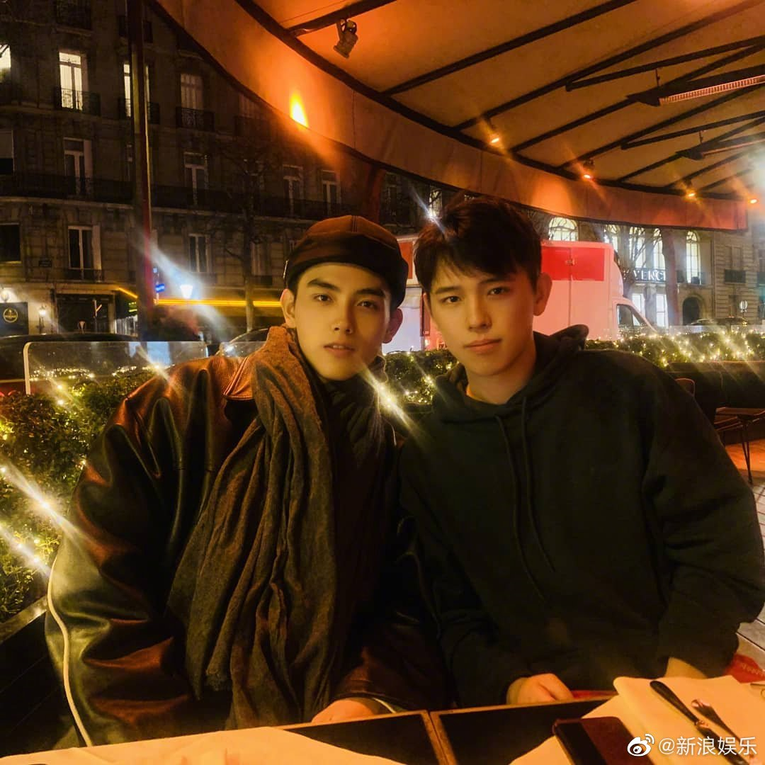 weibo go: Chen Feiyu snaps a pic with his older brother... Chen Hong’s strong genes are showing