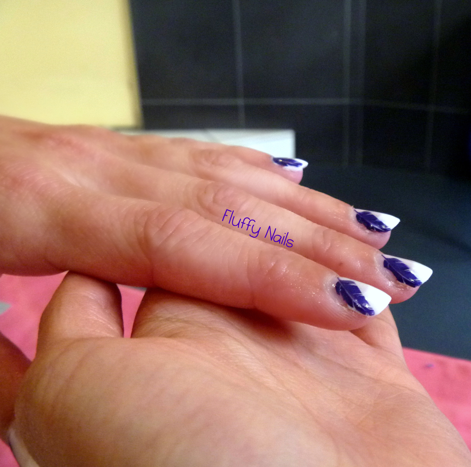 Fluffy Nails: Pose 27: capsules French avec nail-art Plumes / Gel nails ...