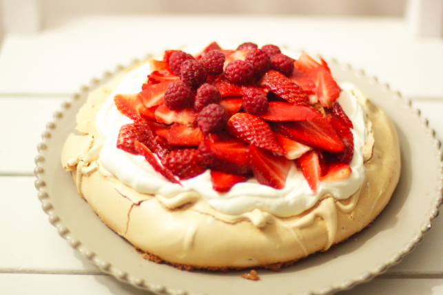 romantic not disgusting yet: Recept: red fruit pavlova