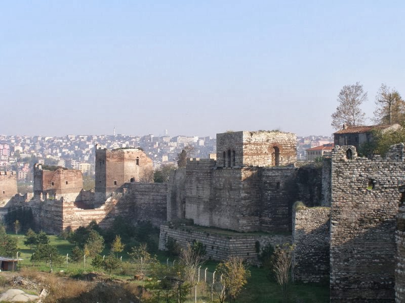 ΚΩΝΣΤΑΝΤΙΝΟΥΠΟΛΗ: ΣΤΑ ΧΕΡΣΑΙΑ ΤΕΙΧΗ ΤΗΣ ΚΩΝΣΤΑΝΤΙΝΟΥΠΟΛΗΣ.