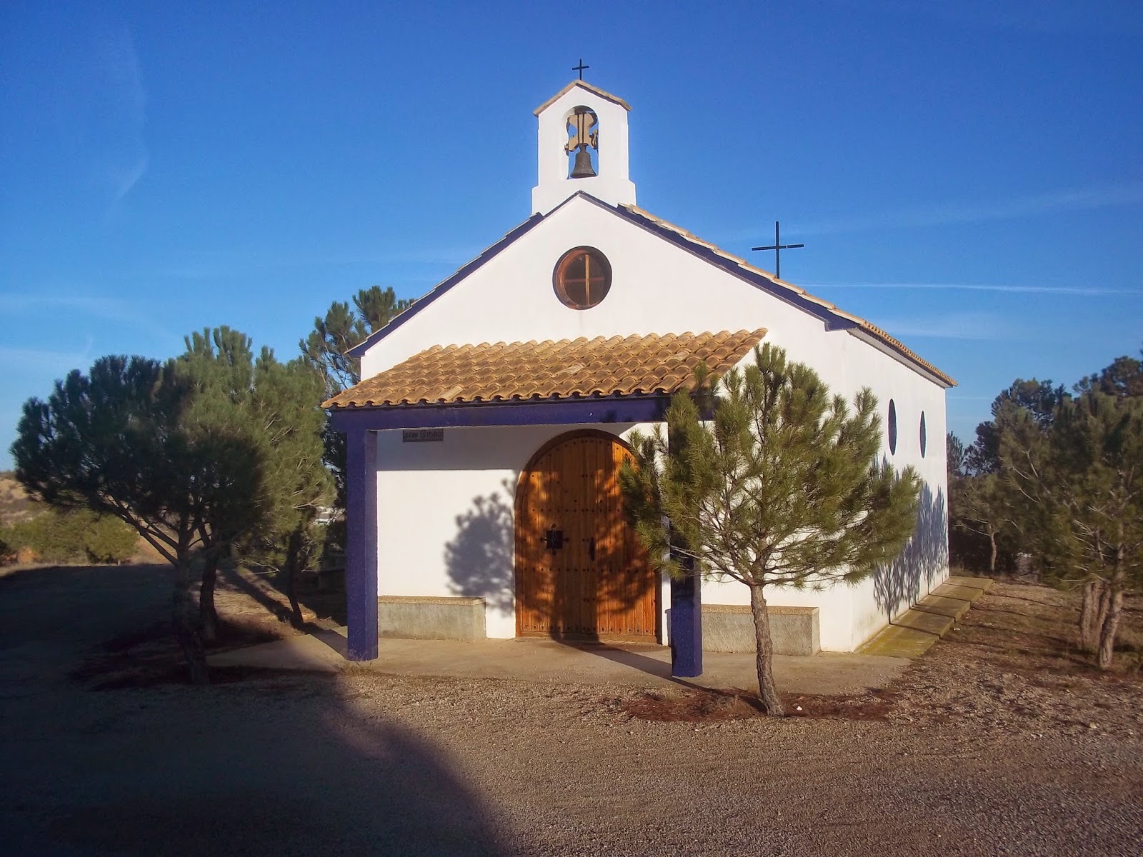 eshijar : A RAS DE SUELO , EN LA PUEBLA DE HIJAR : La ermita de San Isidro. eshijar : A RAS DE SUELO , EN LA PUEBLA DE HIJAR : La ermita de San Isidro.