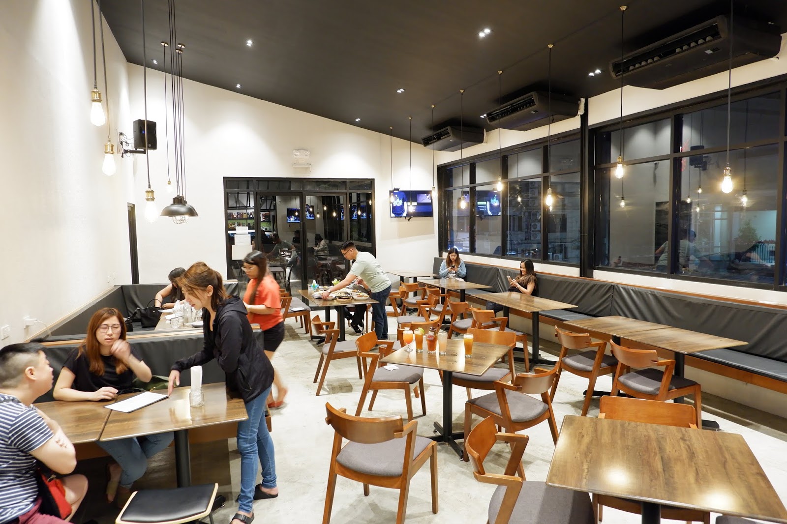 Sand Under My Feet: Varra Restobar - San Juan's New It Place