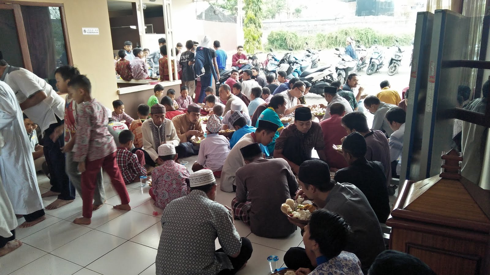Masjid Abu Bakar Ash-shidiq selenggarakan Makan Bersama usai Shalat ... Masjid Abu Bakar Ash-shidiq selenggarakan Makan Bersama usai Shalat ...