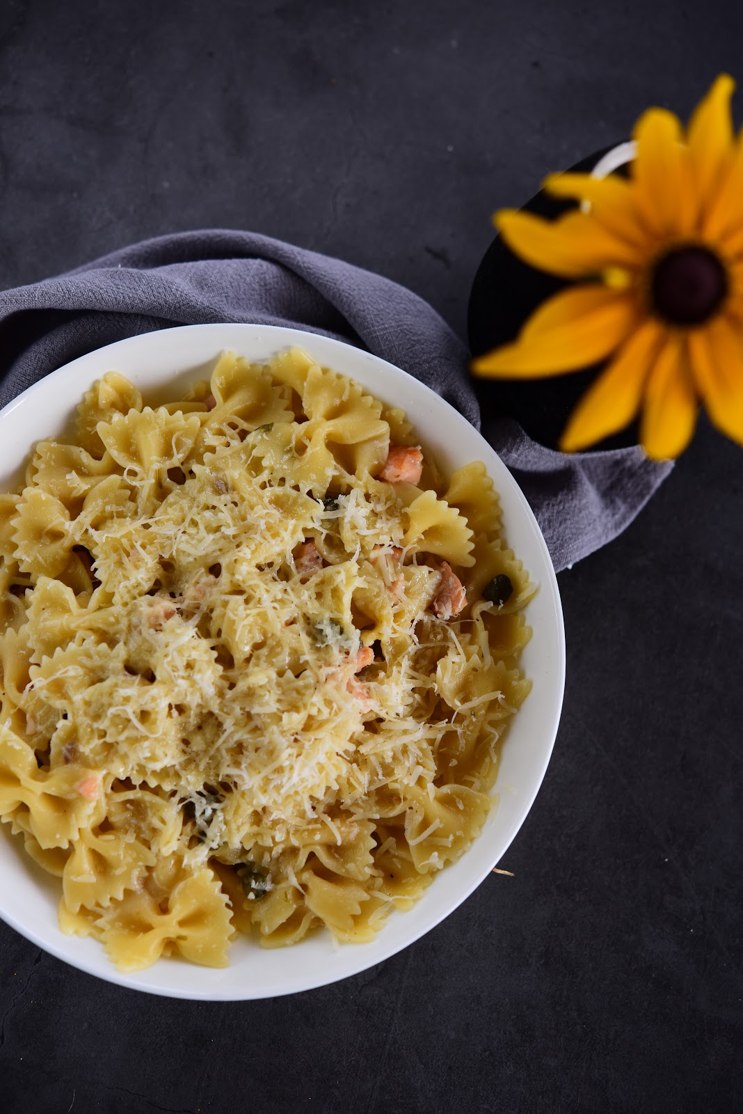 Makaronai su lašiša ir kaparėliais