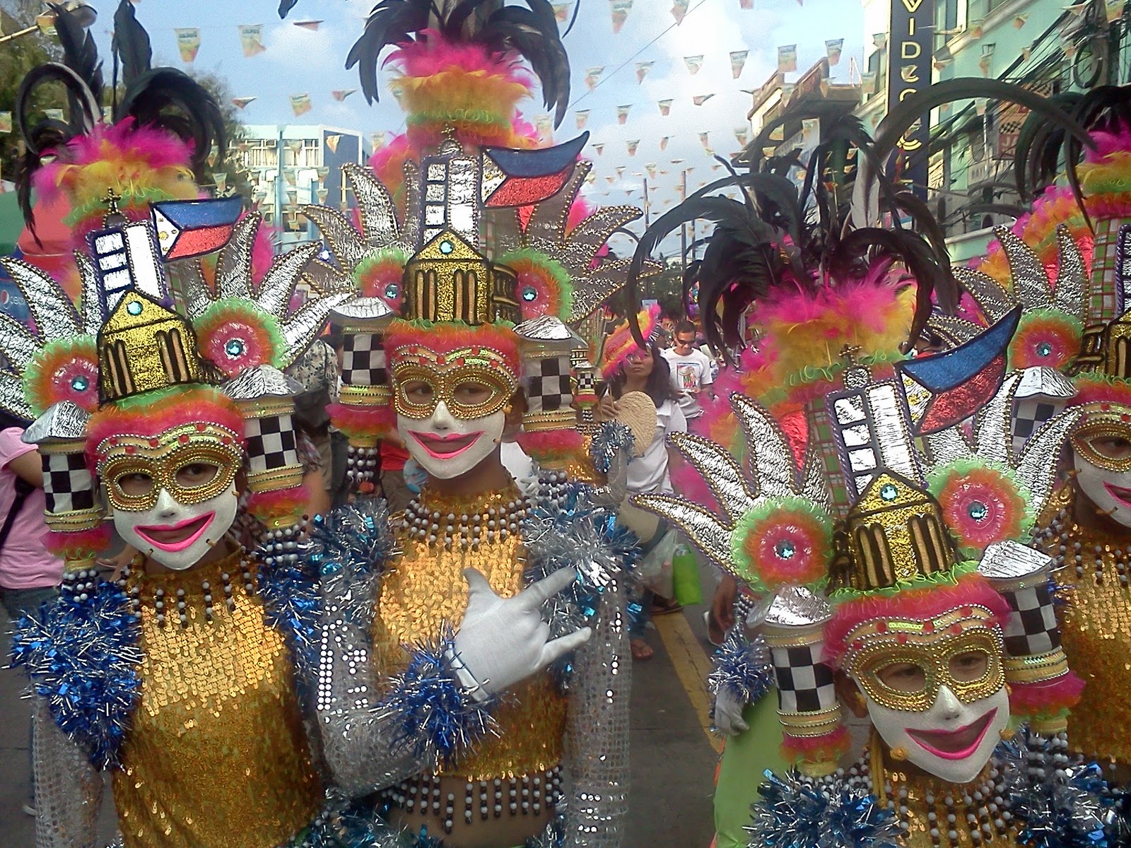 shall-LAN-good-D-eye: Masskara! (...maskin sa plaza ra! haha..)