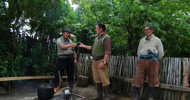 El rancho de Fierro: Gauchos patagonicos tomando mate