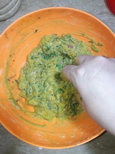 Palak Pakoda Recipe - Yummy Traditional