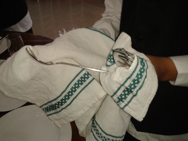 Banquet Coordinator: HOW TO WIPE CUTLERY