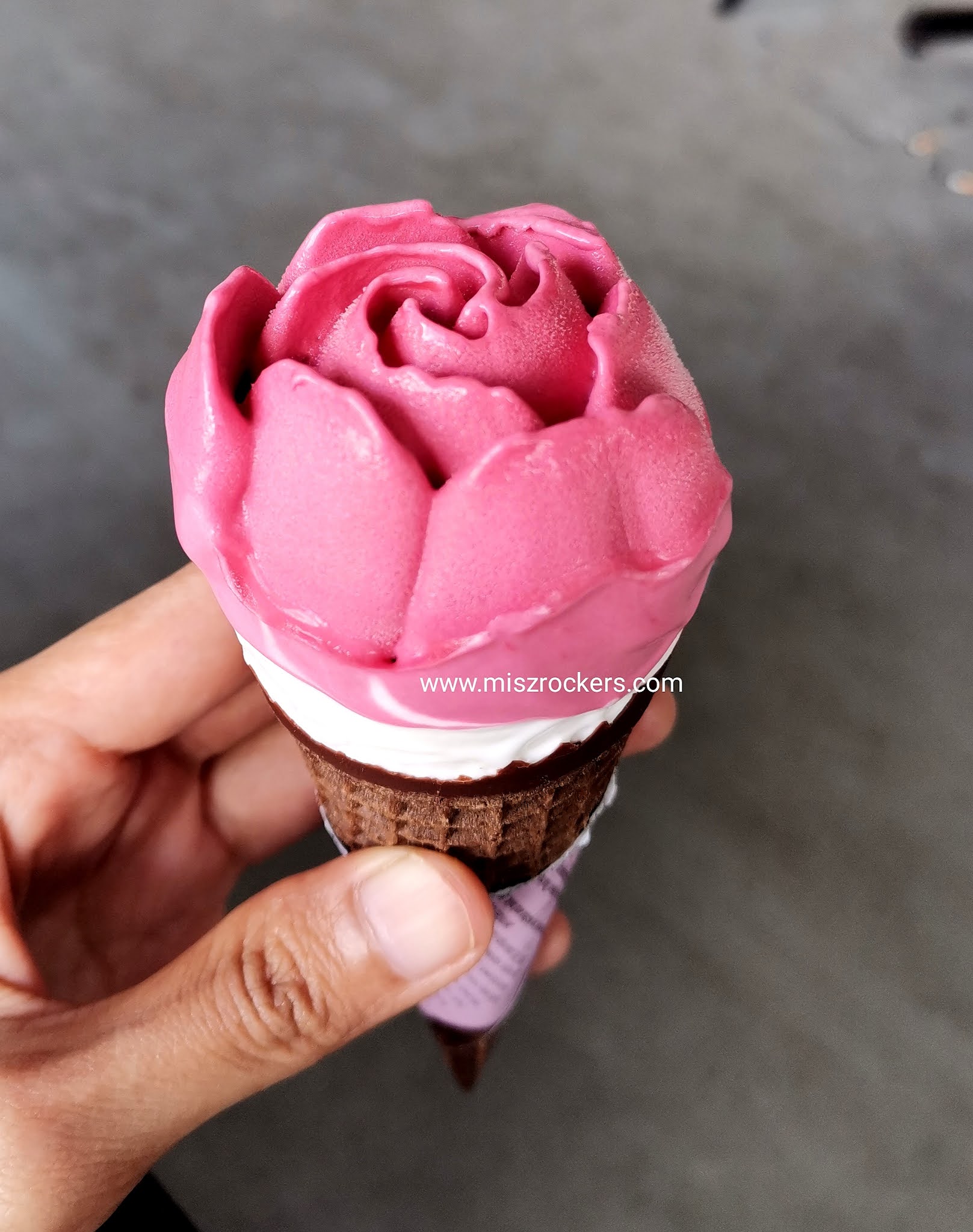 AISKRIM WALL'S CORNETTO LOVE ROSE PEACH FLAVOUR | Ceritera Si Gadis Biru