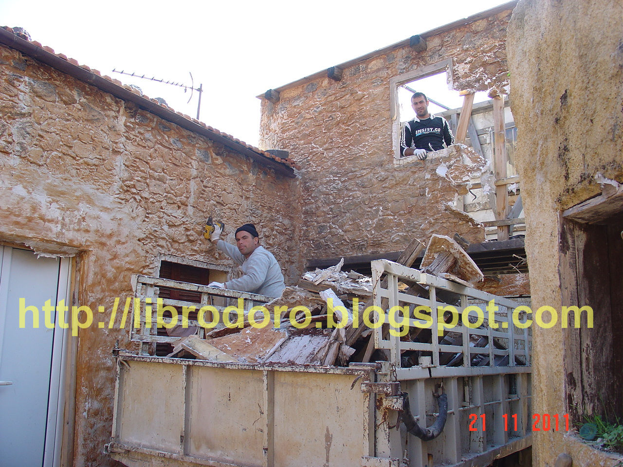 Η Βέροια... το Σέλι... ο άνθρωπος...: Στα σκουπίδια τα σκηνικά της ...